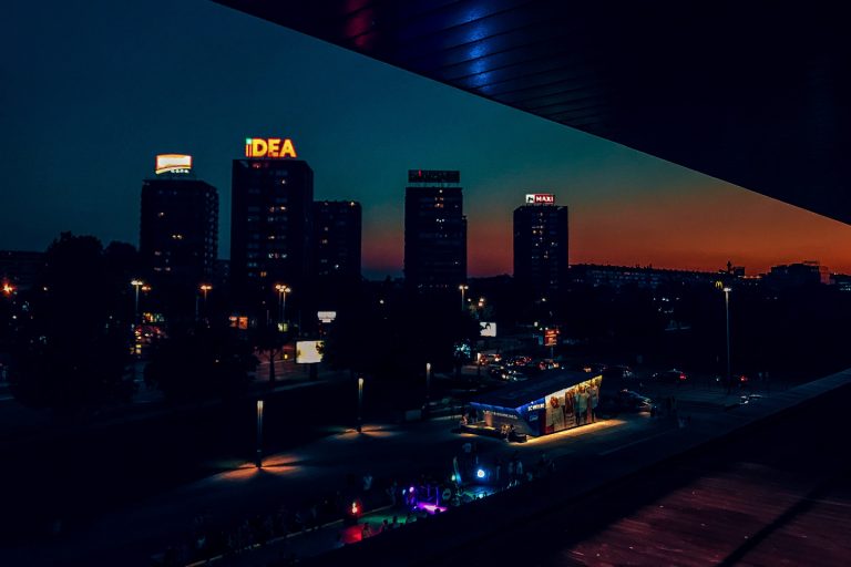 Prodavnice pune, hoteli prazni — uticaj korona virusa na privredu Srbije